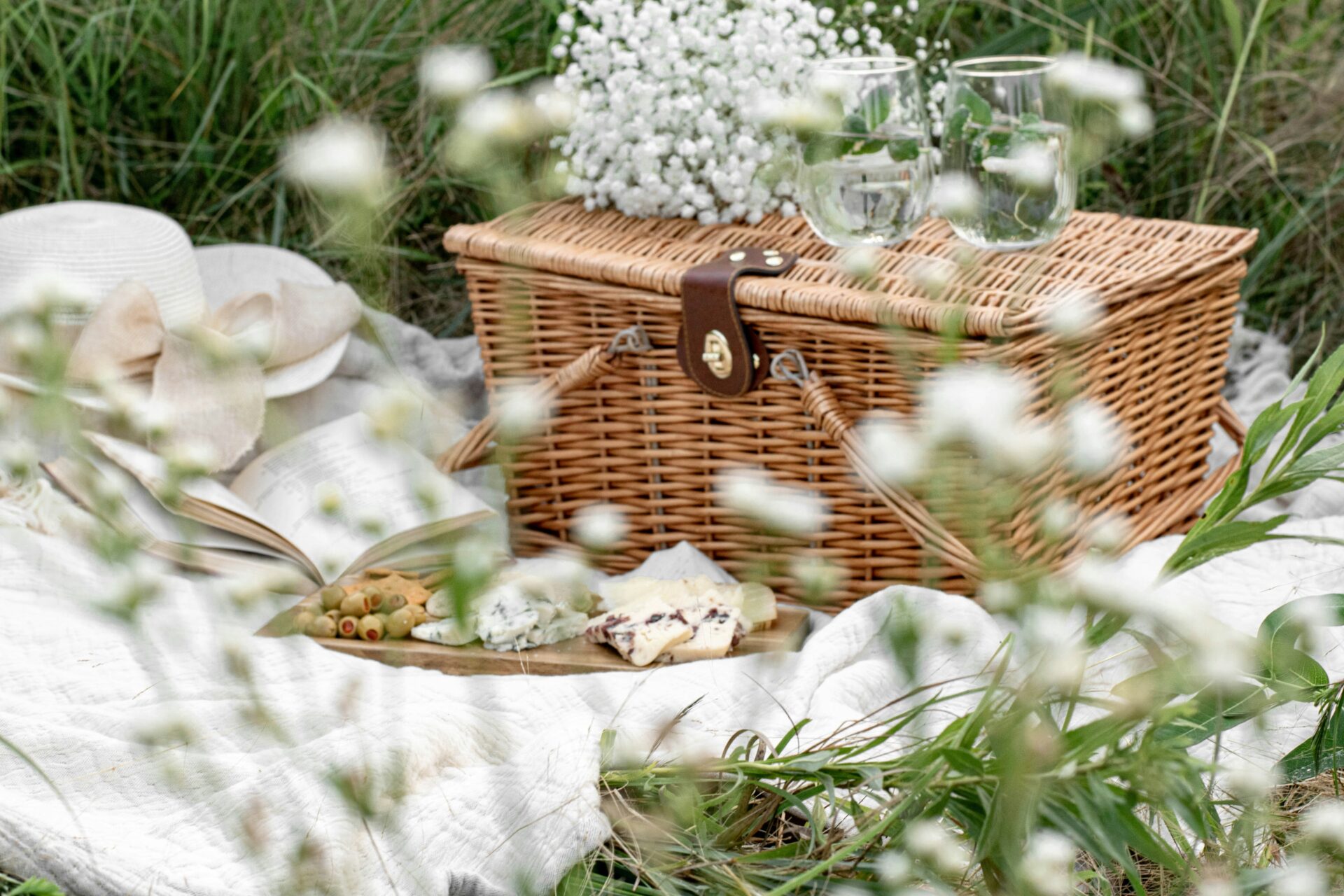 Luxury Picnic Cocktails and Canapés: Premium Mobile Bar Pairings for ...